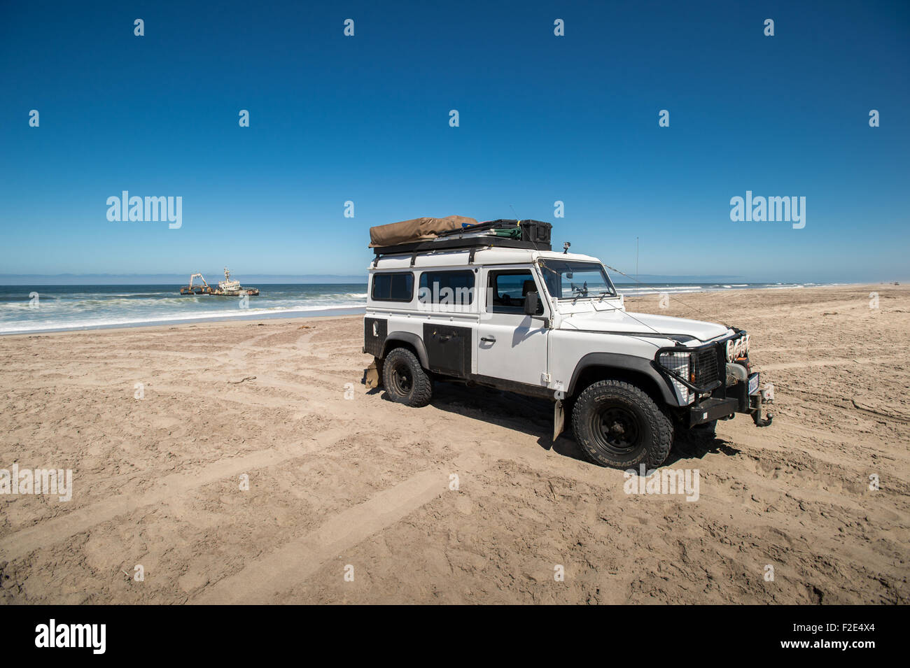 Land rover defender hi-res stock photography and images - Alamy