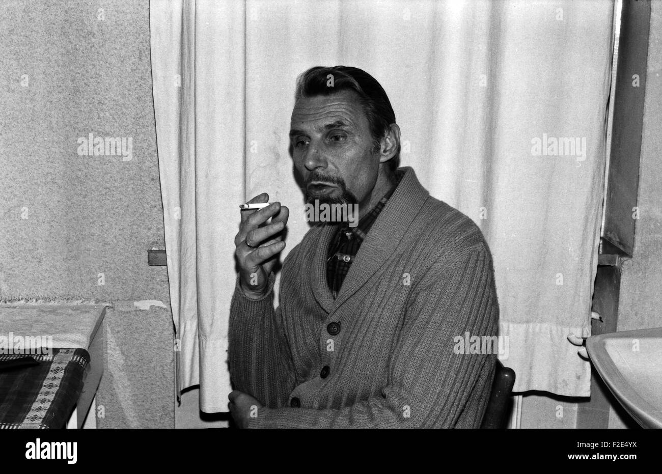 Der deutsche Schauspieler und Synchronsprecher Thomas Reiner bei einer Zigarette, Deutschland ...