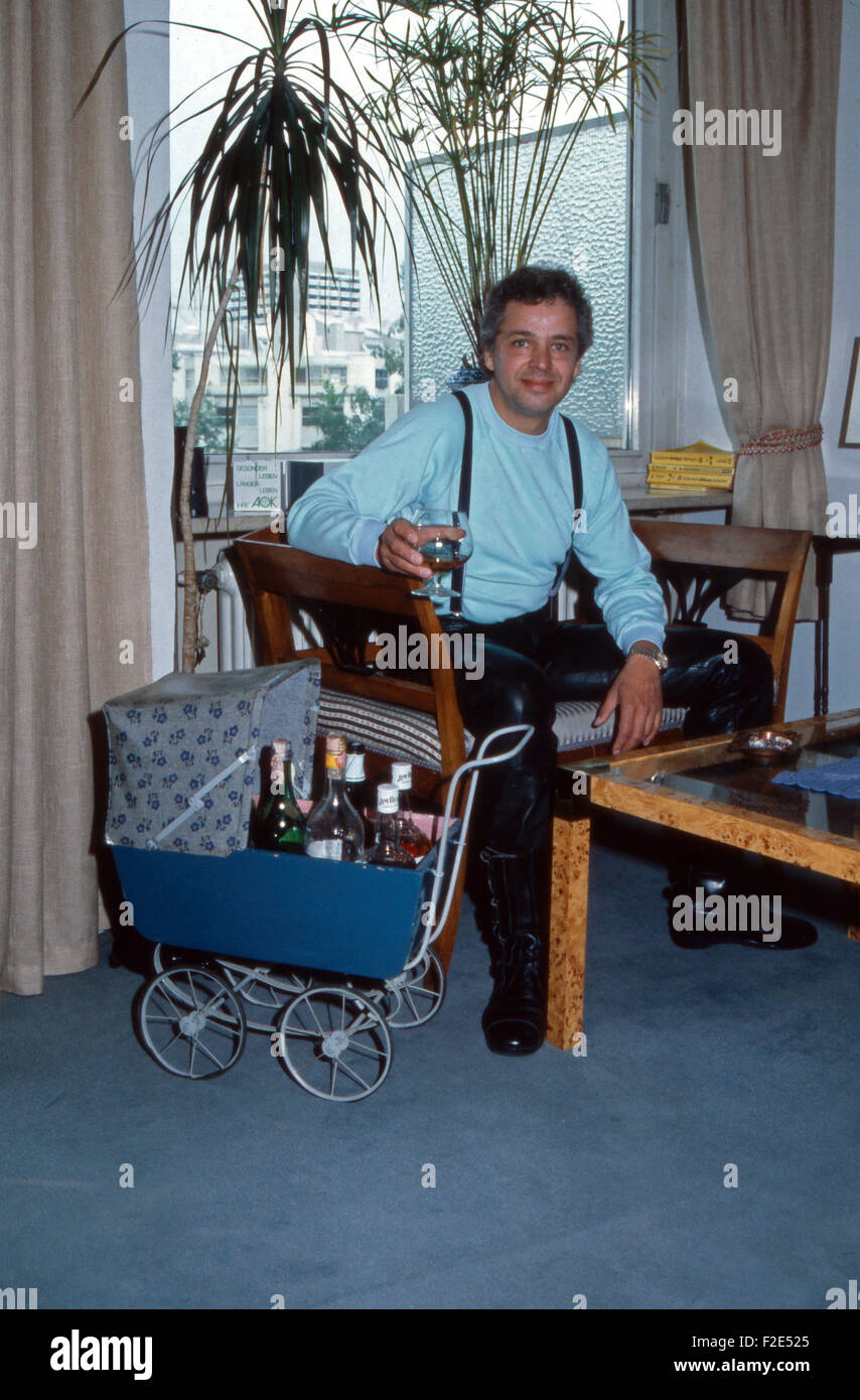 Der deutsche Schauspieler Michael Ande an seiner Hausbar, Deutschland ...