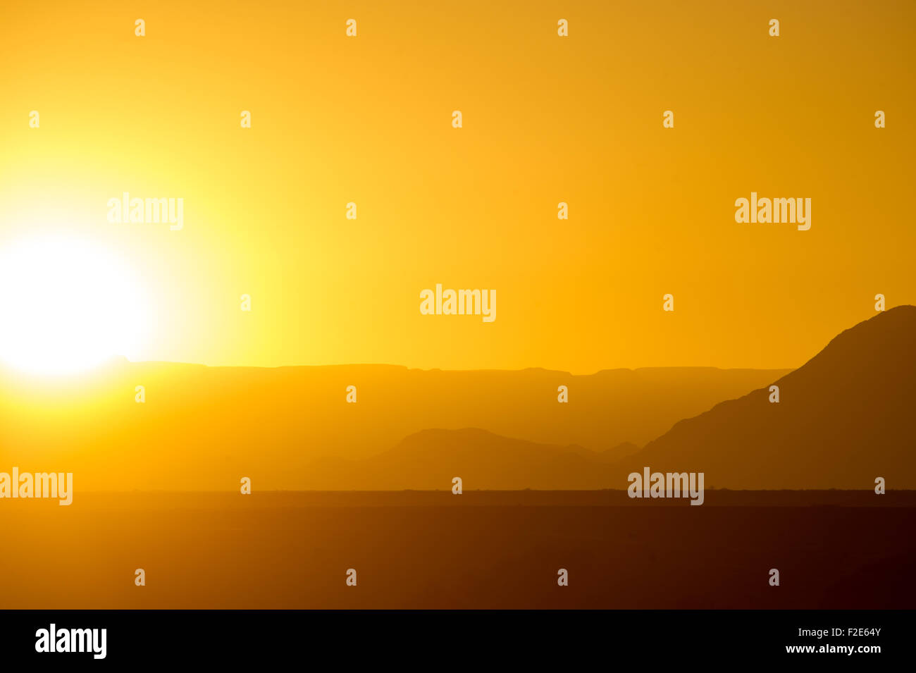 Desert setting hi-res stock photography and images - Alamy