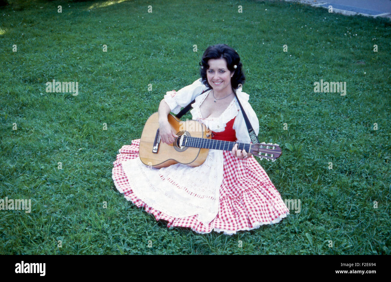 Deutsche volkstümliche Sängerin Lydia Huber mit ihrer Gitarre ...