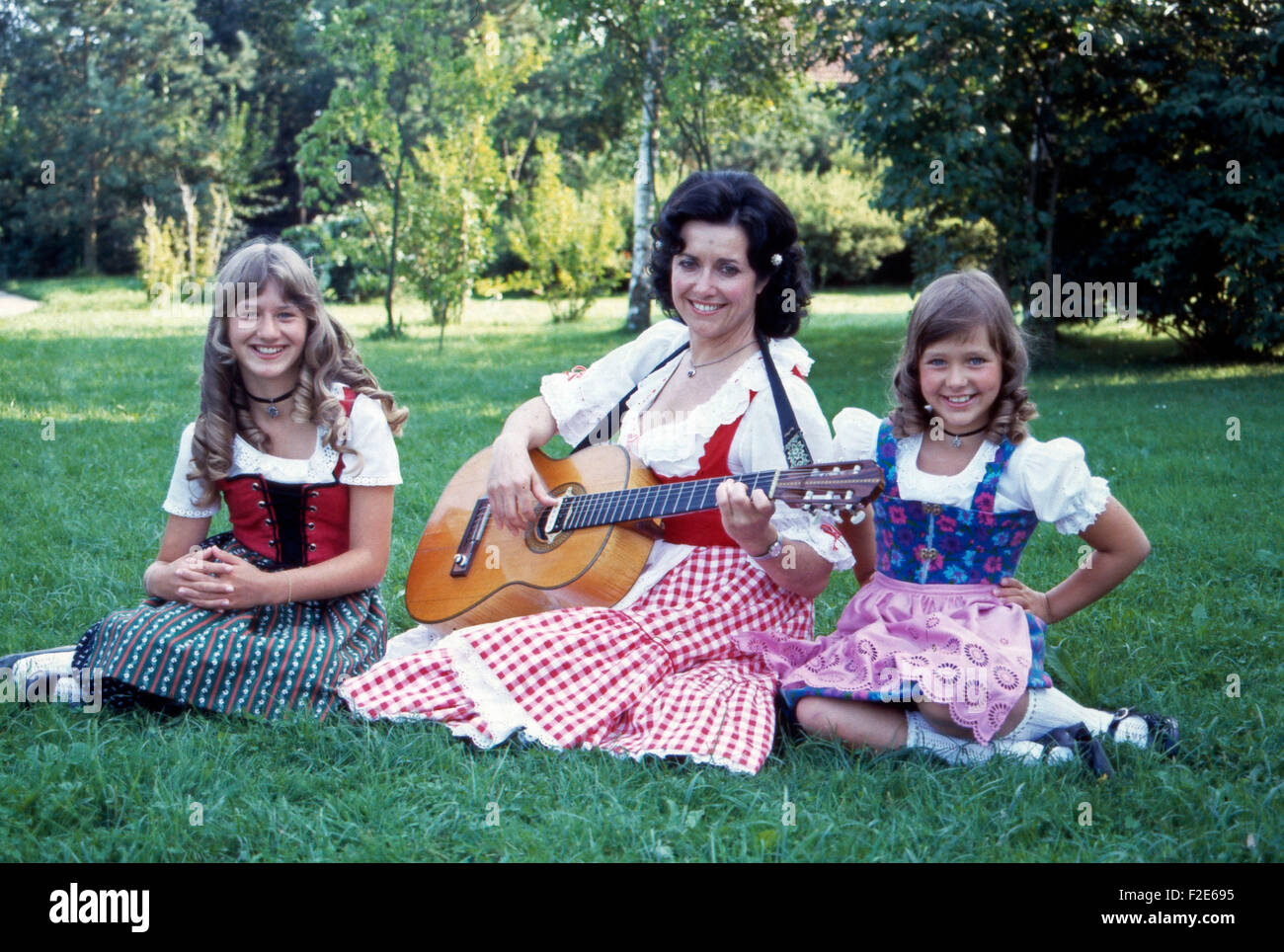 Dirndl und gitarre dirndl guitar hi-res stock photography and images ...