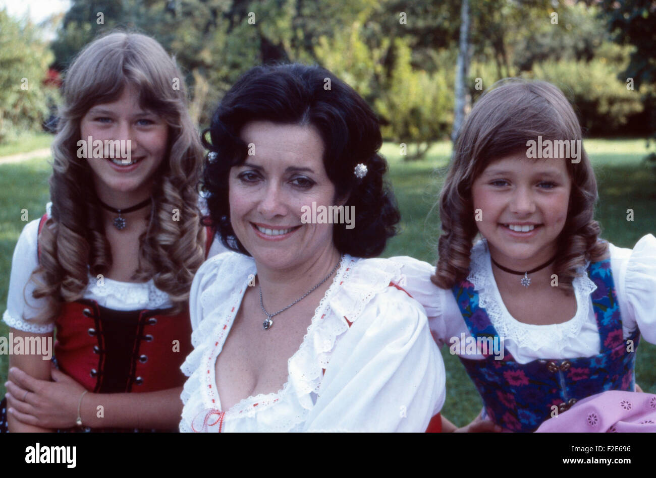 Deutsche volkstümliche Sängerin Lydia Huber mit den kleinen Sängerinnen ...