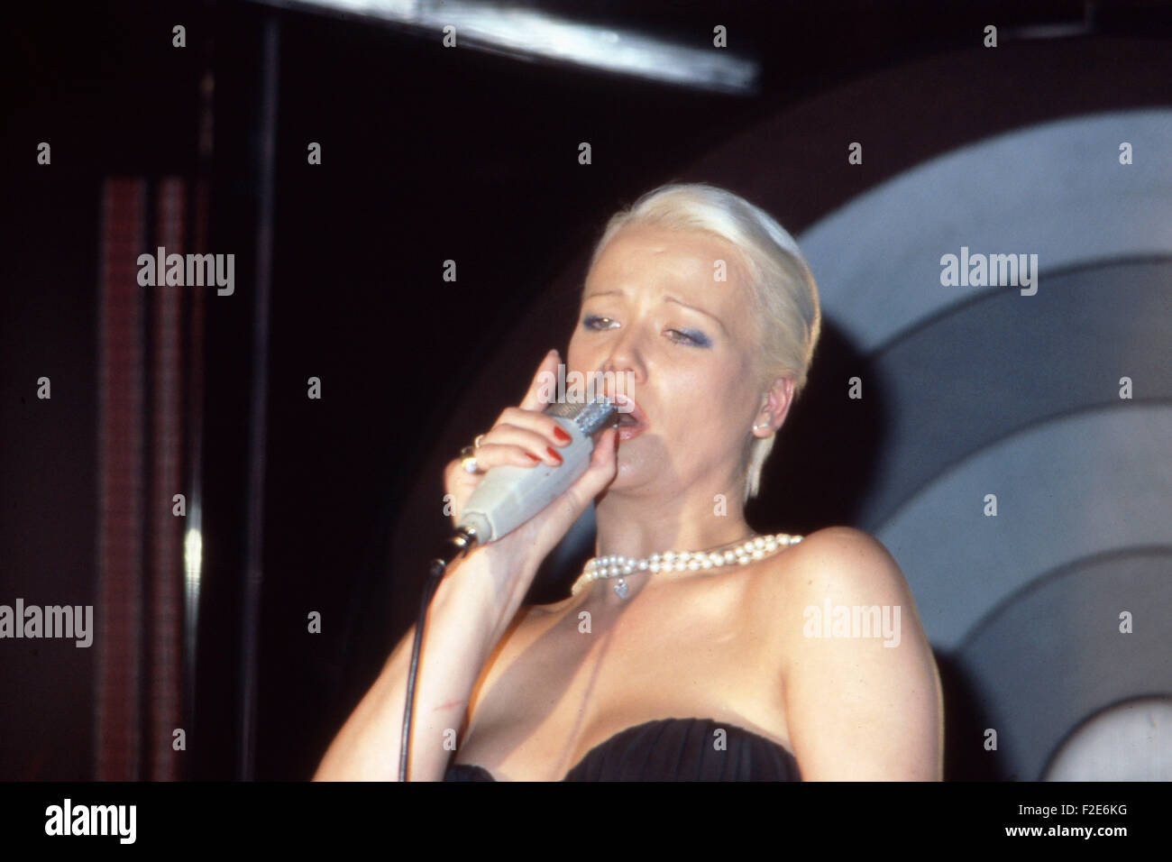 Deutsche Schauspielerin Heidi Stroh singt bei einem Auftritt ...