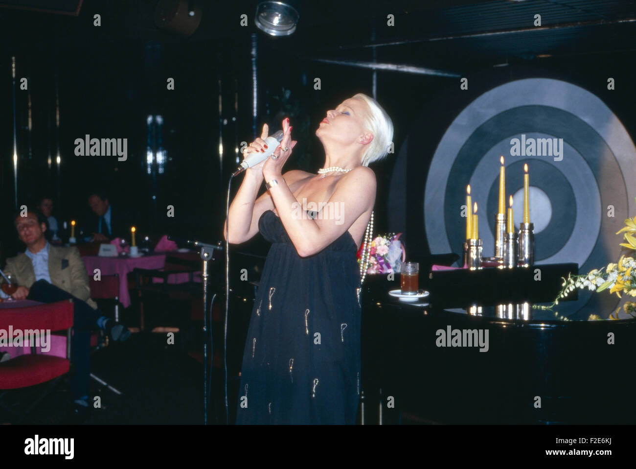 Deutsche Schauspielerin Heidi Stroh singt bei einem Auftritt ...