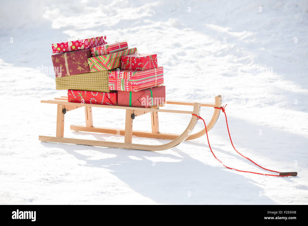 Giving presents snow hi-res stock photography and images - Alamy