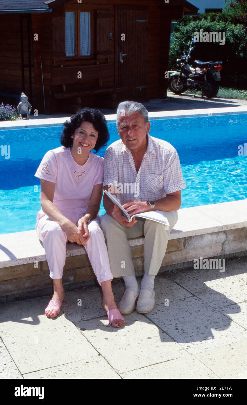 Deutschen volkstümlichen Sänger Maxl Graf und Lydia Huber am Pool ...