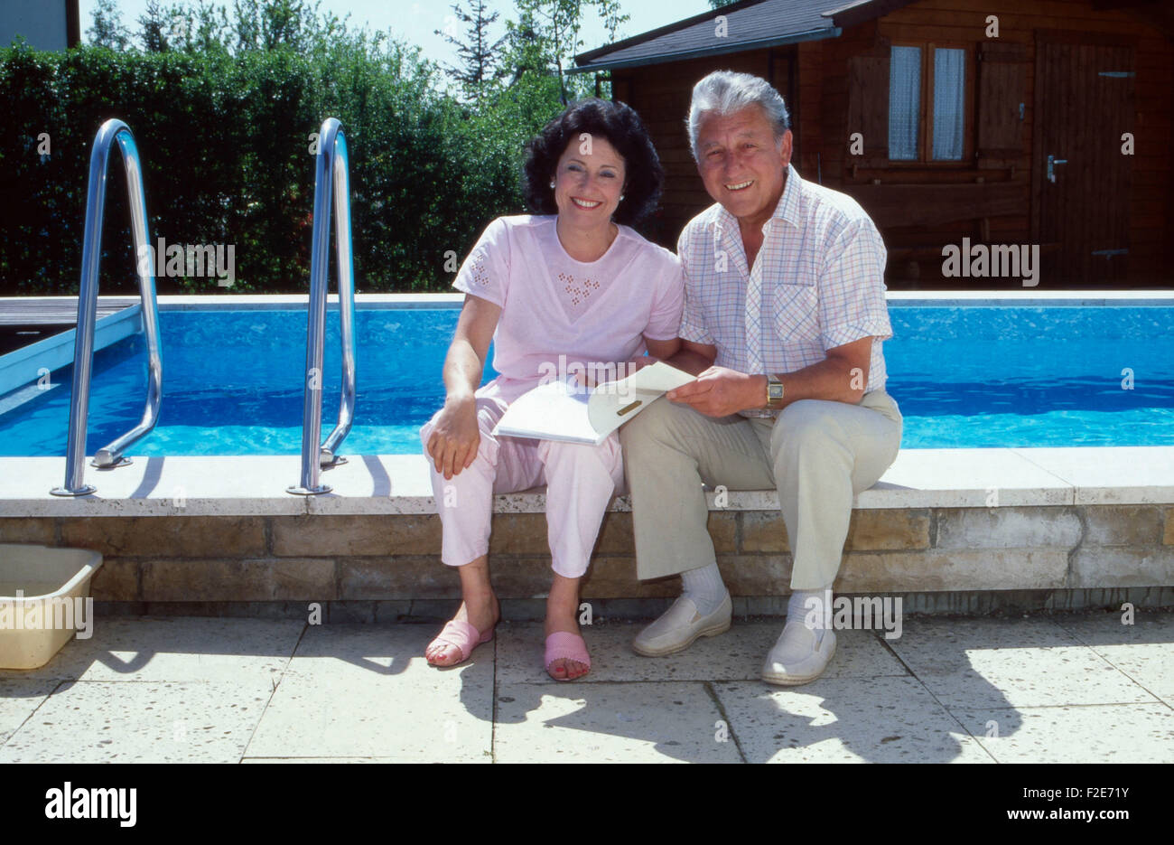 Deutschen volkstümlichen Sänger Maxl Graf und Lydia Huber am Pool ...