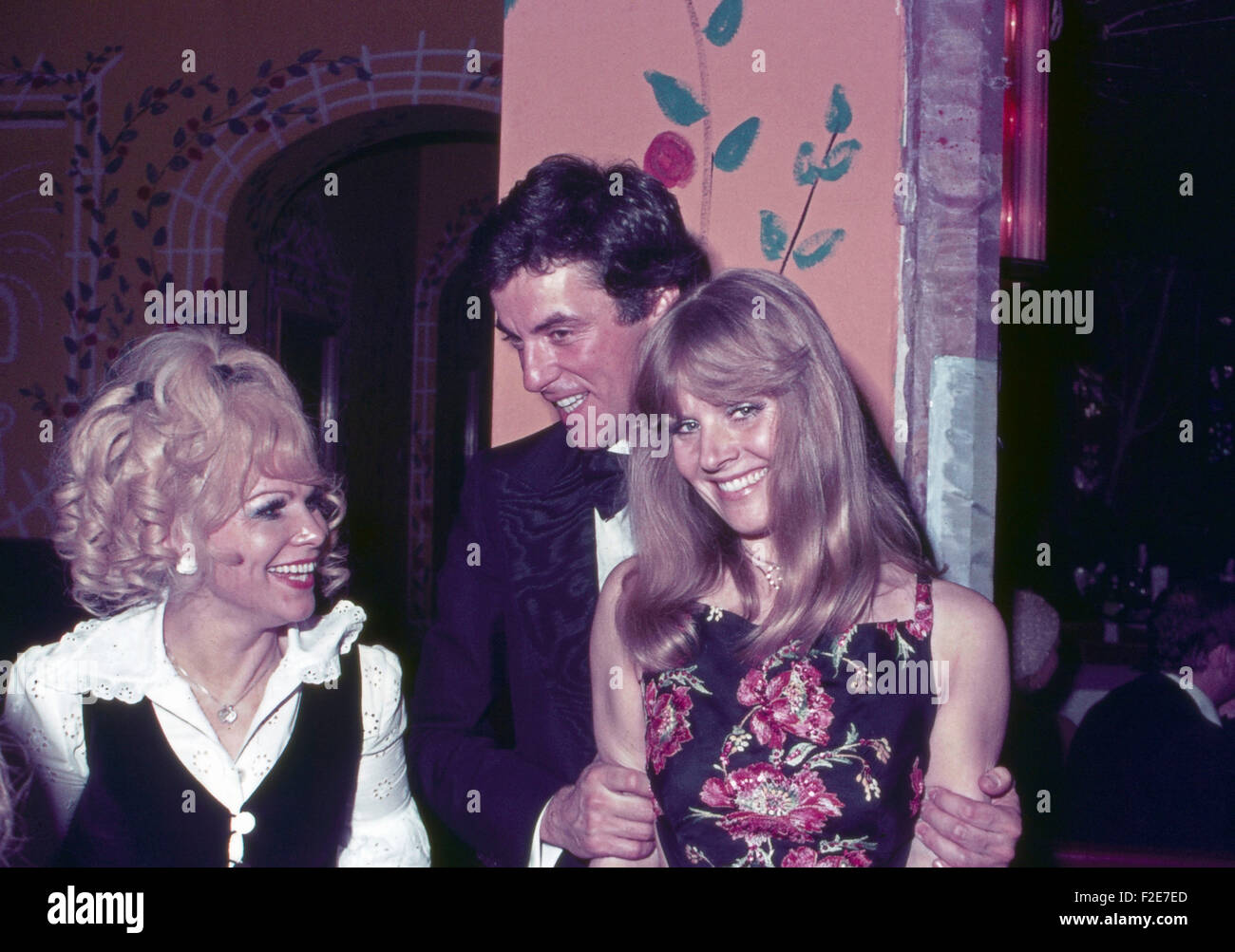 Eine der Jacob Sisters (links) und Deutsche Schauspielerin Christiane ...