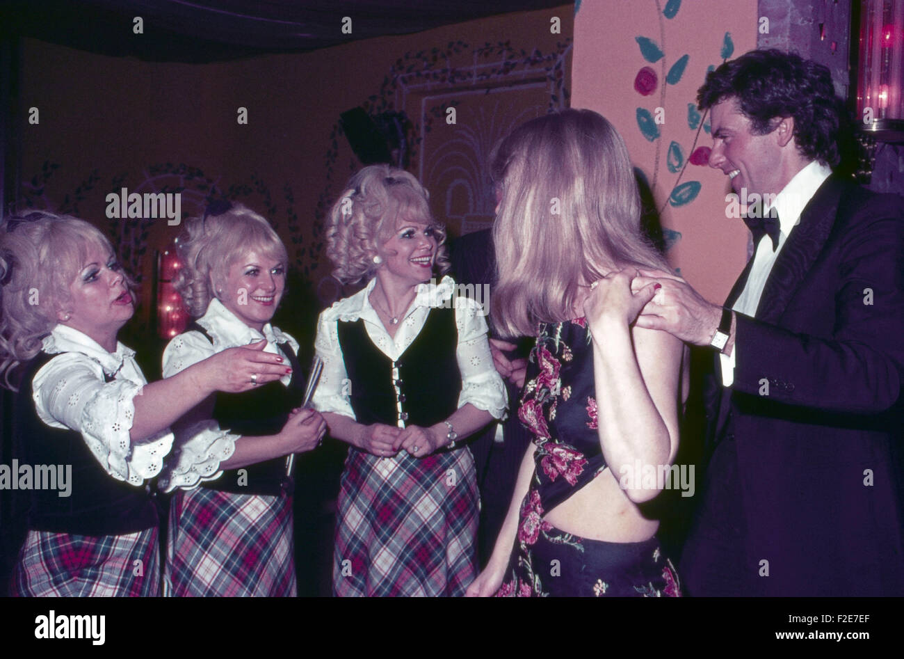 Jacob Sisters (links) und Deutsche Schauspielerin Christiane Rücker (2 ...