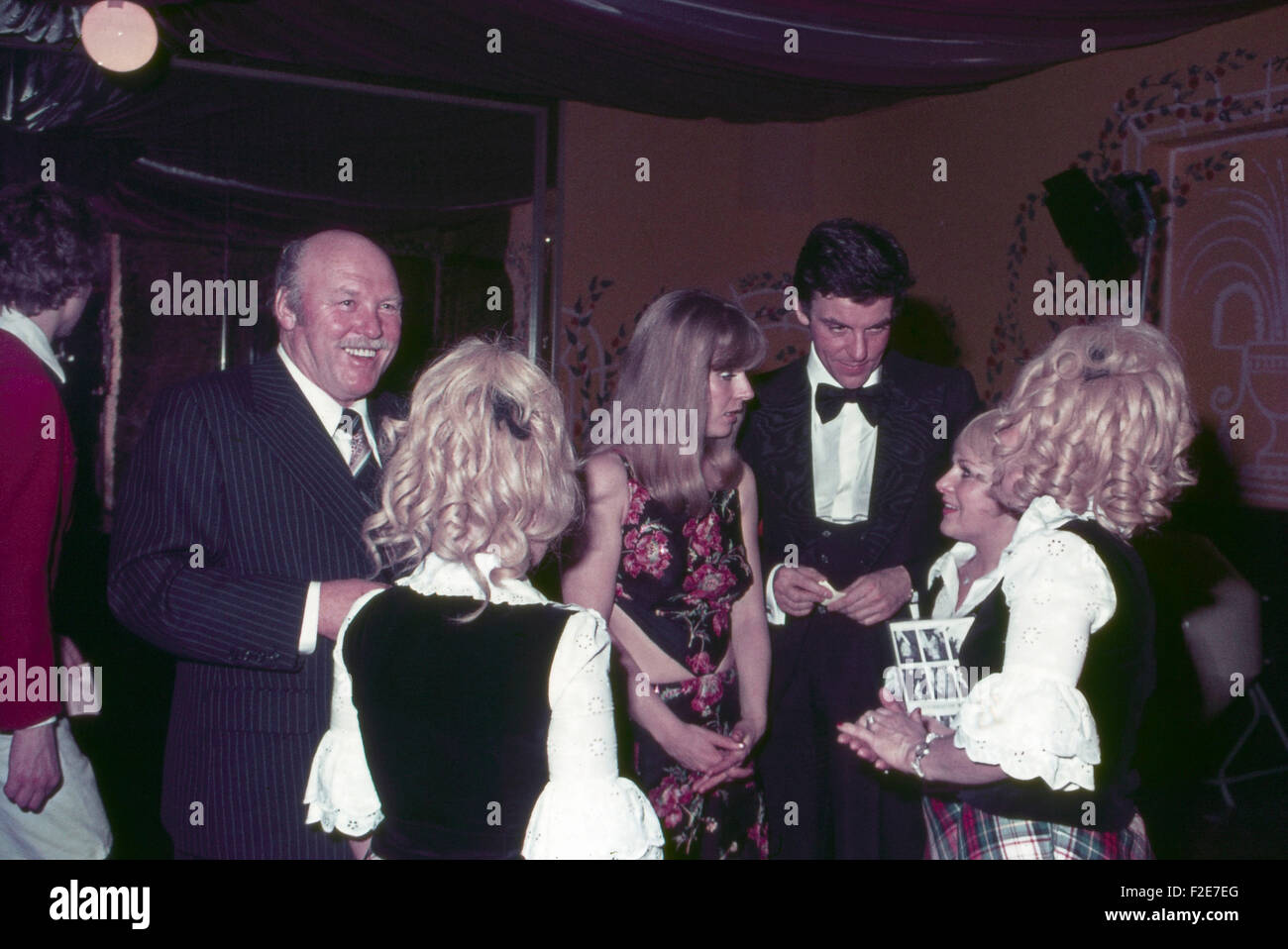 Jacob Sisters (links) und Deutsche Schauspielerin Christiane Rücker (3 ...