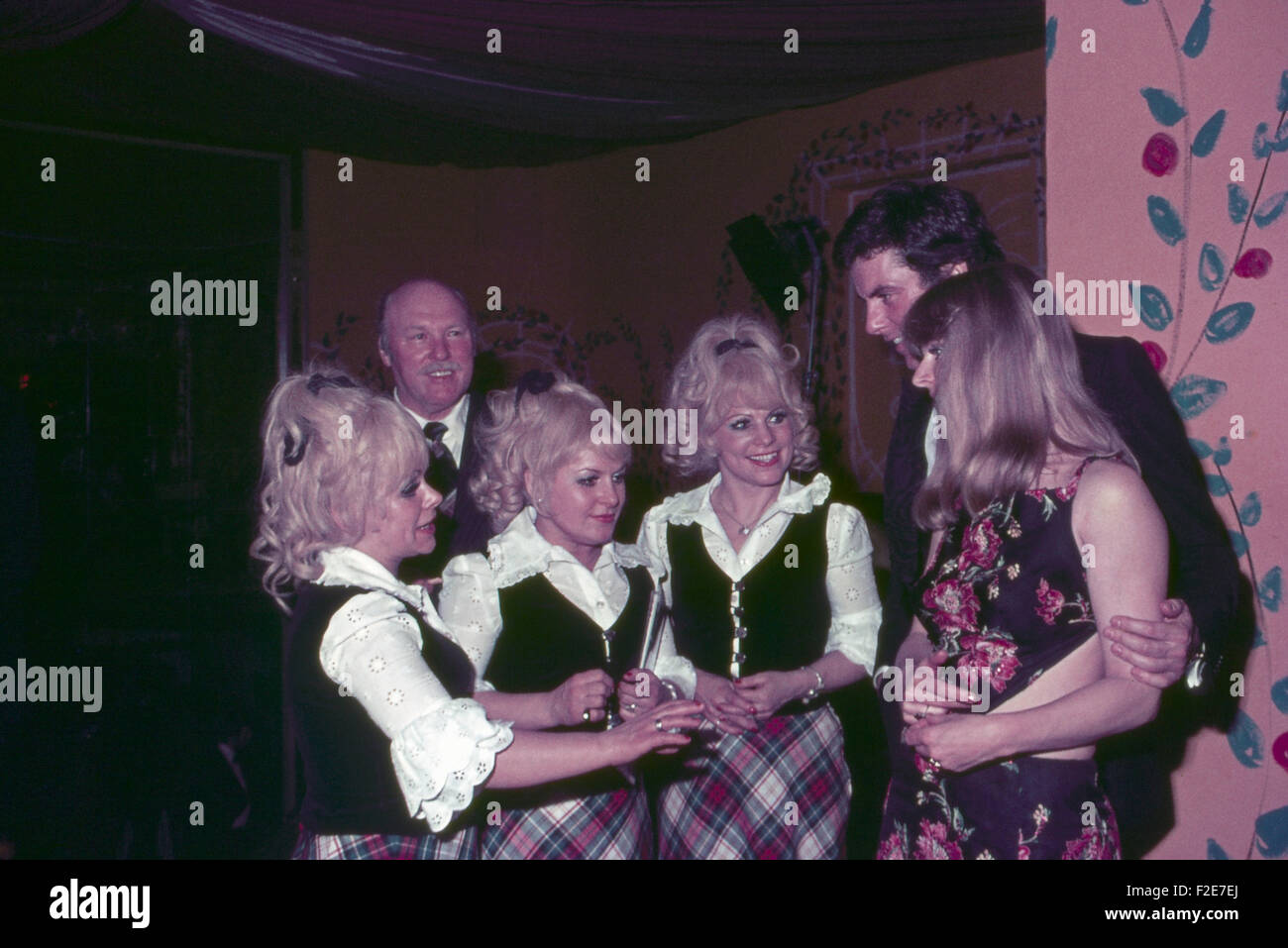 Jacob Sisters (links) und Deutsche Schauspielerin Christiane Rücker (2 ...