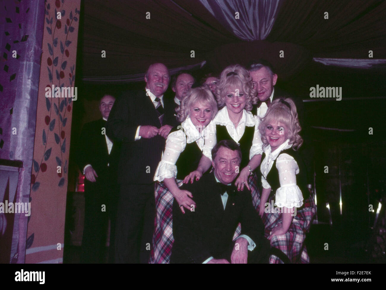 Jacob Sisters und der deutsche Komponist Michael Jary (2. v. r.) und ...