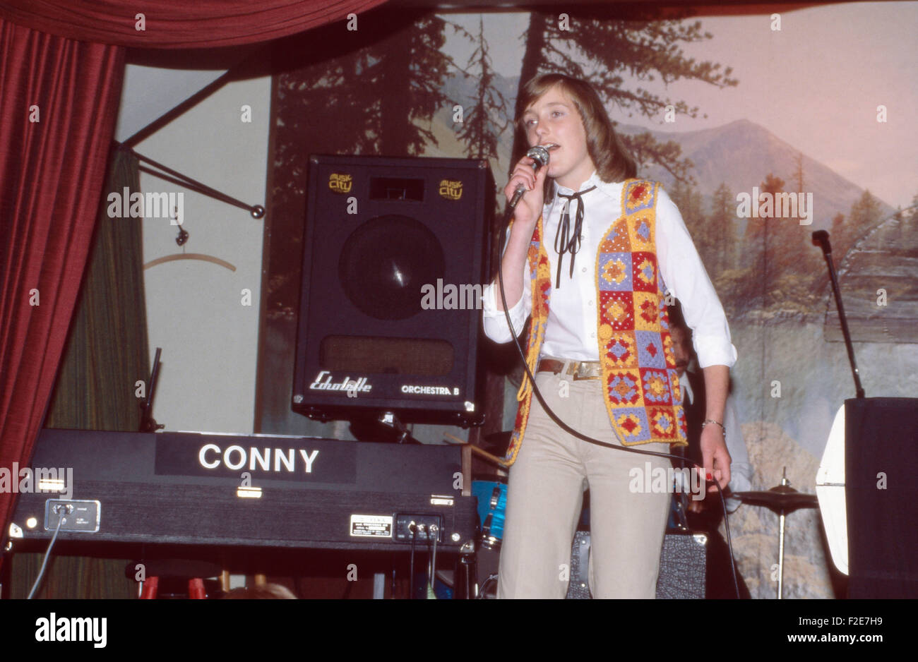 Nachwuchssängerin Patty Landers singt im Urlaub in Übersee am Chiemsee ...