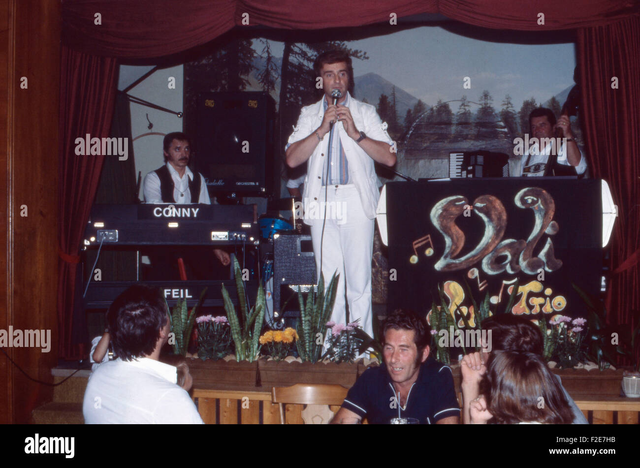 Ein Sänger singt im Urlaub in Übersee am Chiemsee, Deutschland 1970er ...