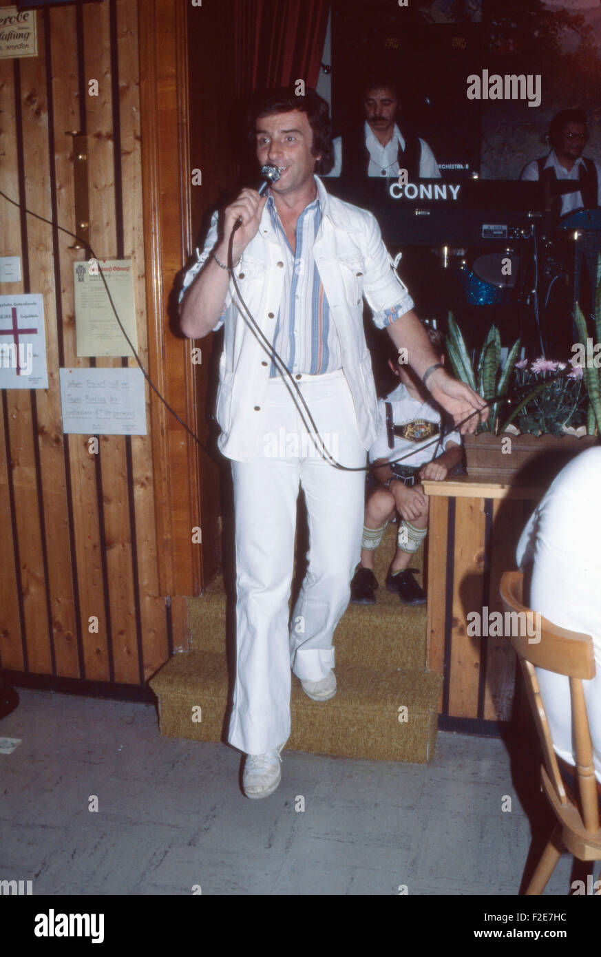 Ein Sänger singt im Urlaub in Übersee am Chiemsee, Deutschland 1970er ...