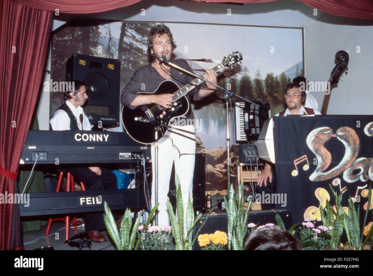 Der deutsche Sänger Tom Hagen singt im Urlaub in Übersee am Chiemsee ...