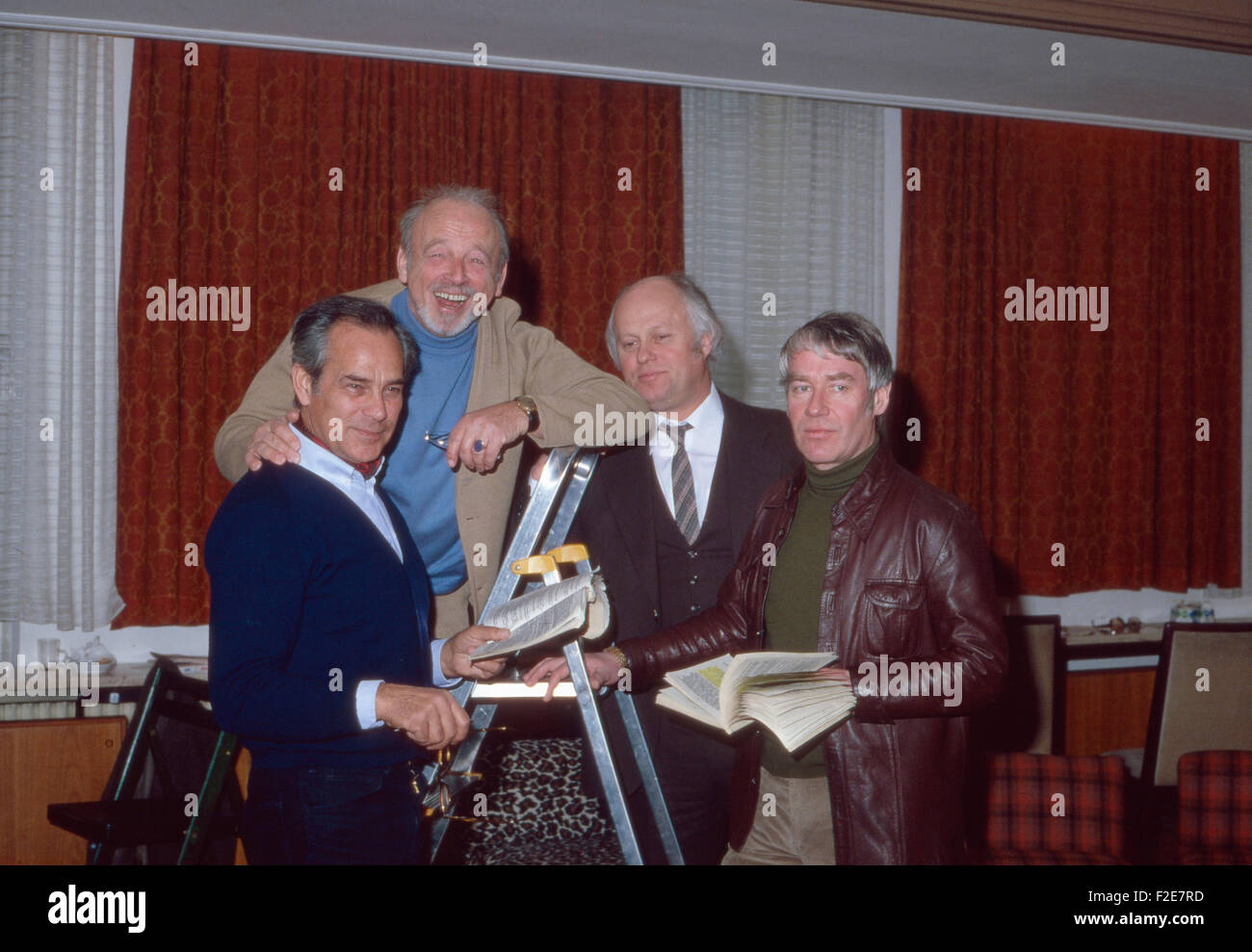 Der deutsche Theaterregisseur Prof. Ulrich Erfurth (rechts) mit den ...