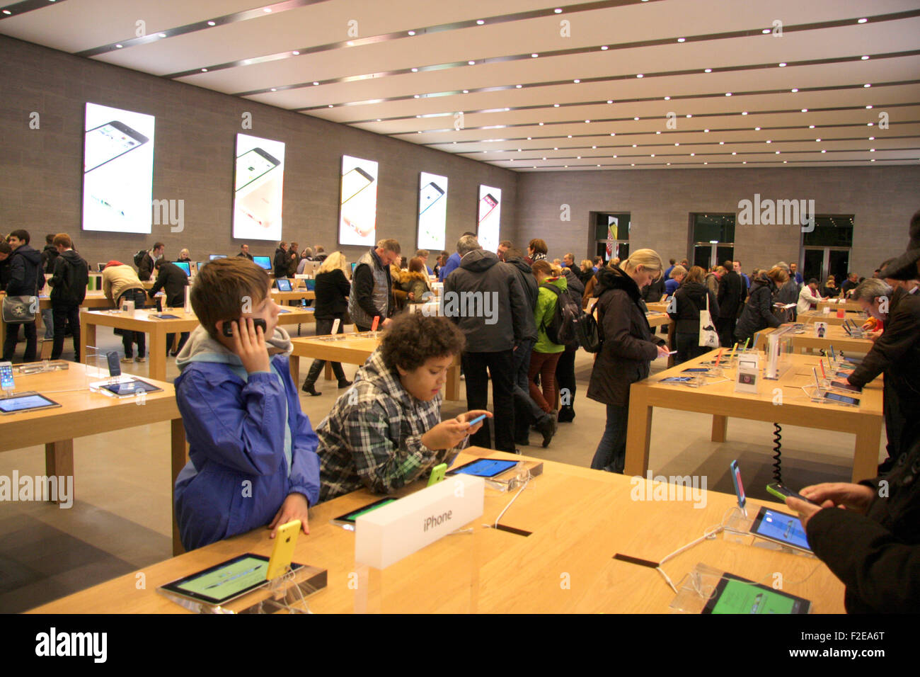 NOVEMBER 8, 2013 - BERLIN: the Apple Store at the Kurfuerstendamm in ...