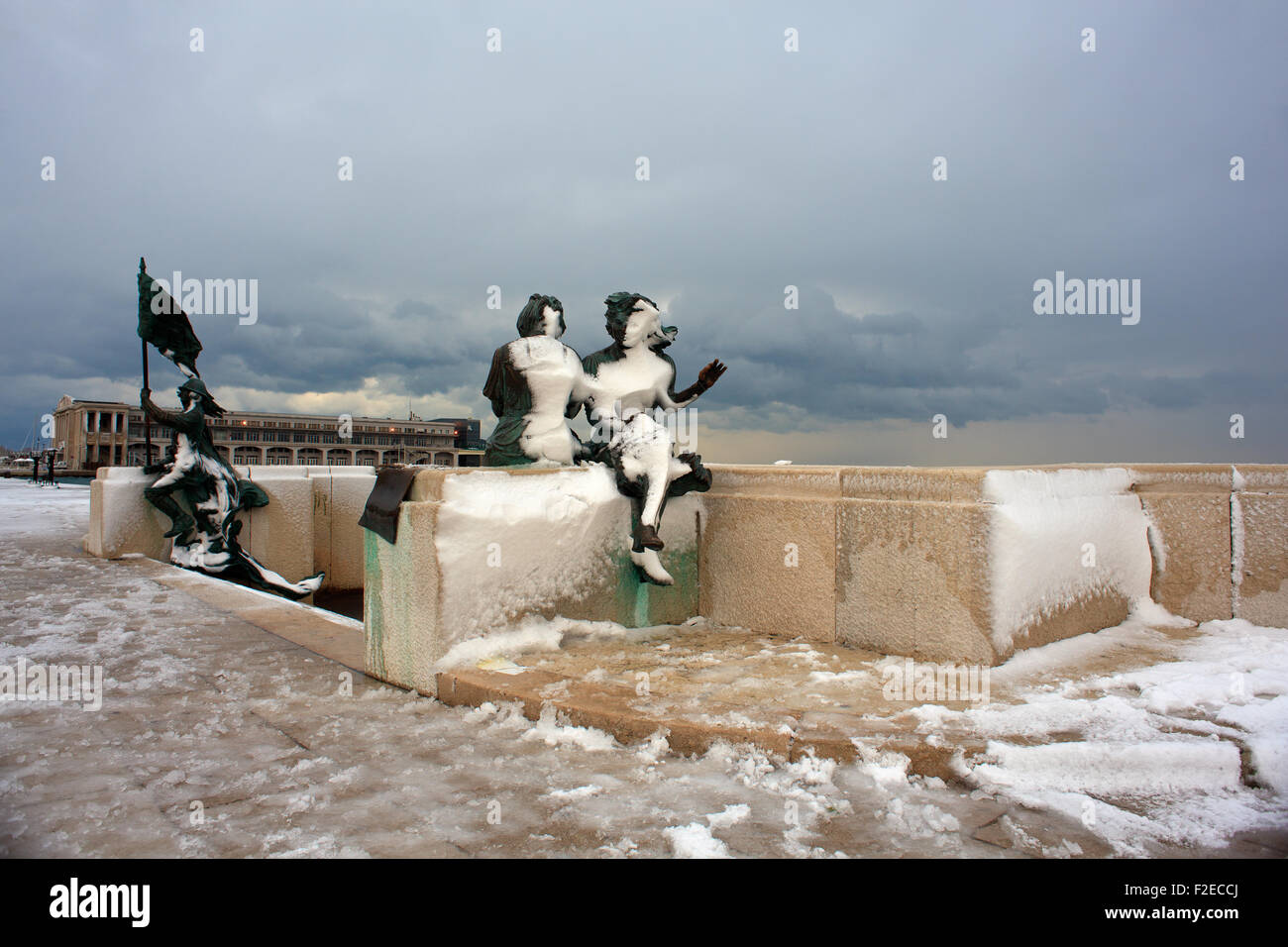 Statue covered in snow hi-res stock photography and images - Alamy