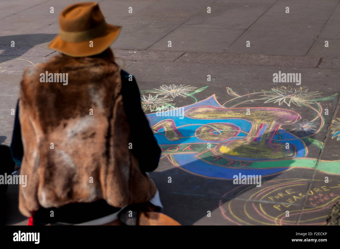 Busking artist hi-res stock photography and images - Alamy