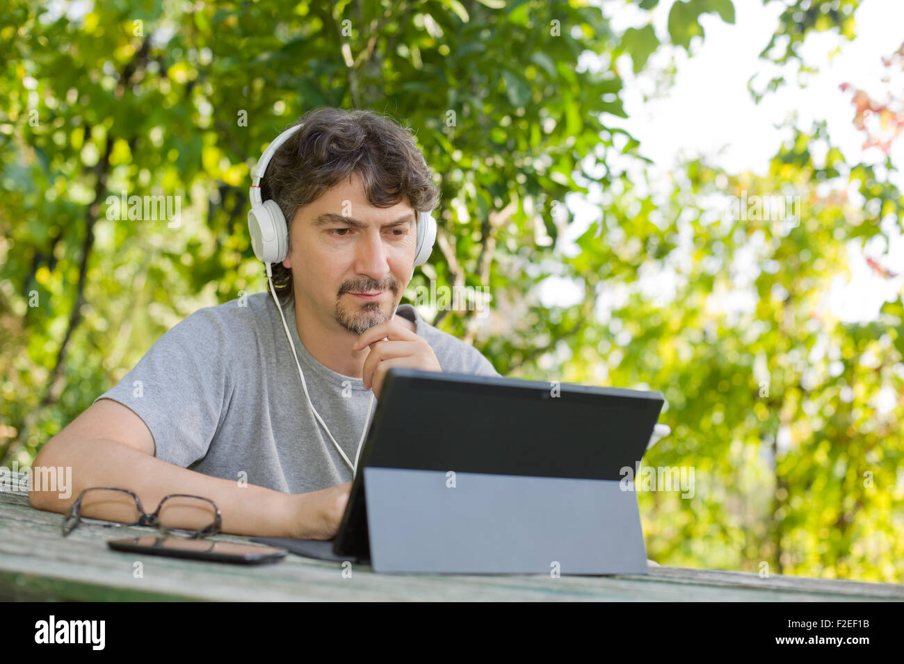 Guy pc headphones hi-res stock photography and images - Alamy