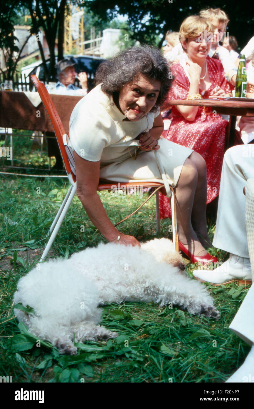 Deutsche Schauspielerin Margit Symo mit ihrem Hund, Deutschland 1980er ...