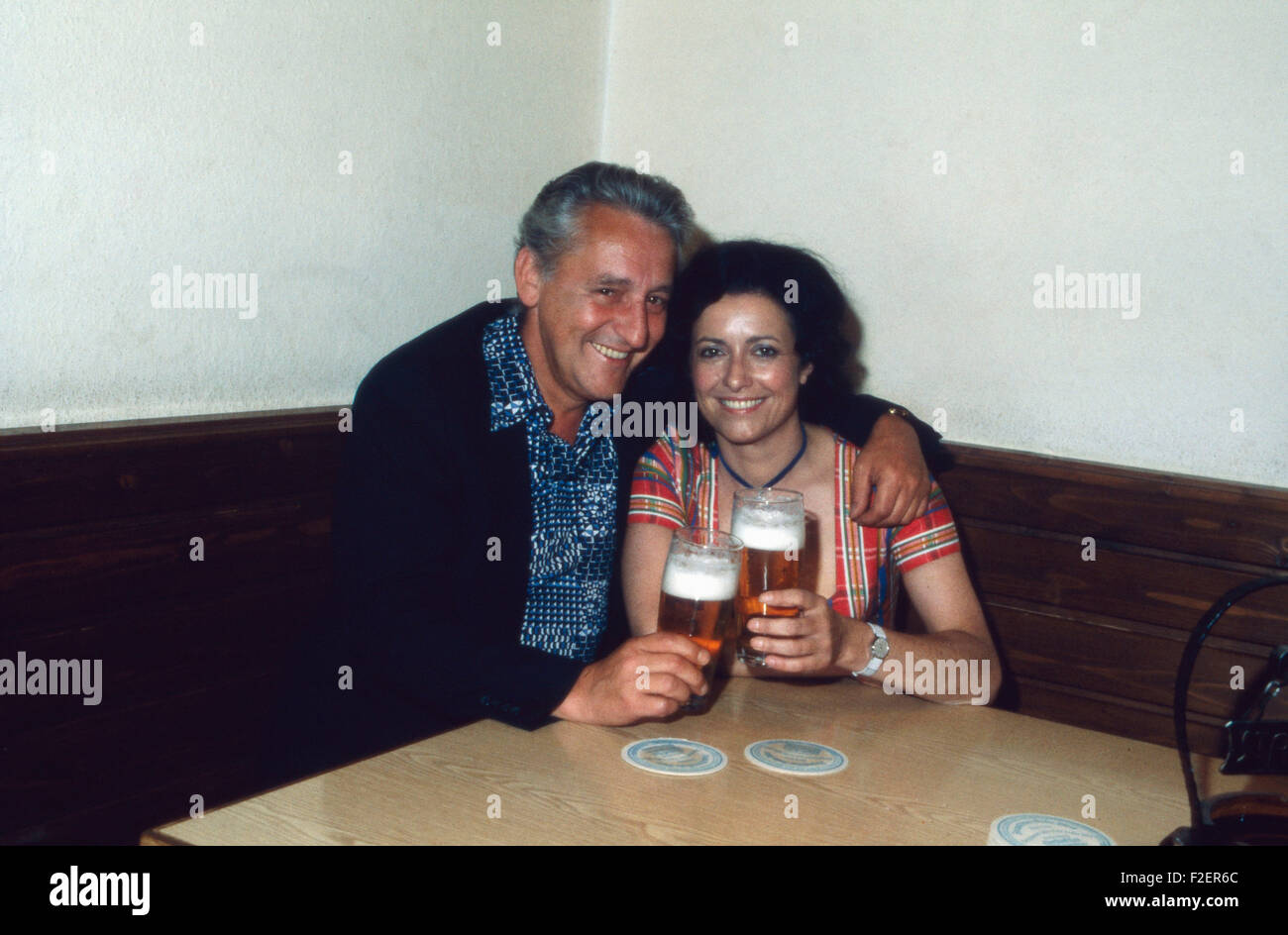 Der bayerische Volksschauspieler und Sänger Maxl Graf mit Sängerin ...