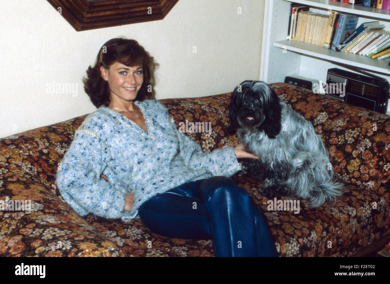 Deutsche Schauspielerin Gundy Grand mit Hund Schnitzi, Deutschland ...