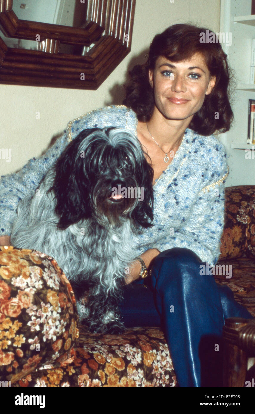 Deutsche Schauspielerin Gundy Grand mit Hund Schnitzi, Deutschland ...