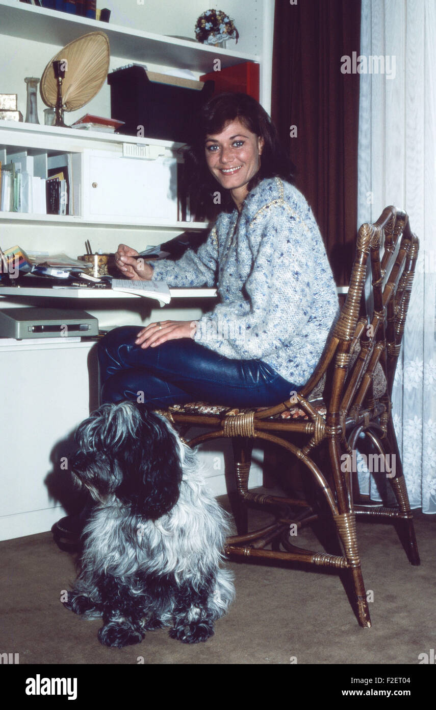 Deutsche Schauspielerin Gundy Grand mit Hund Schnitzi, Deutschland ...