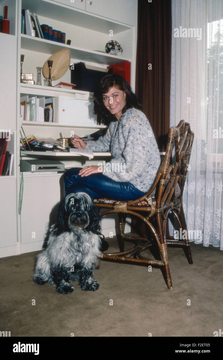 Deutsche Schauspielerin Gundy Grand mit Hund Schnitzi, Deutschland ...