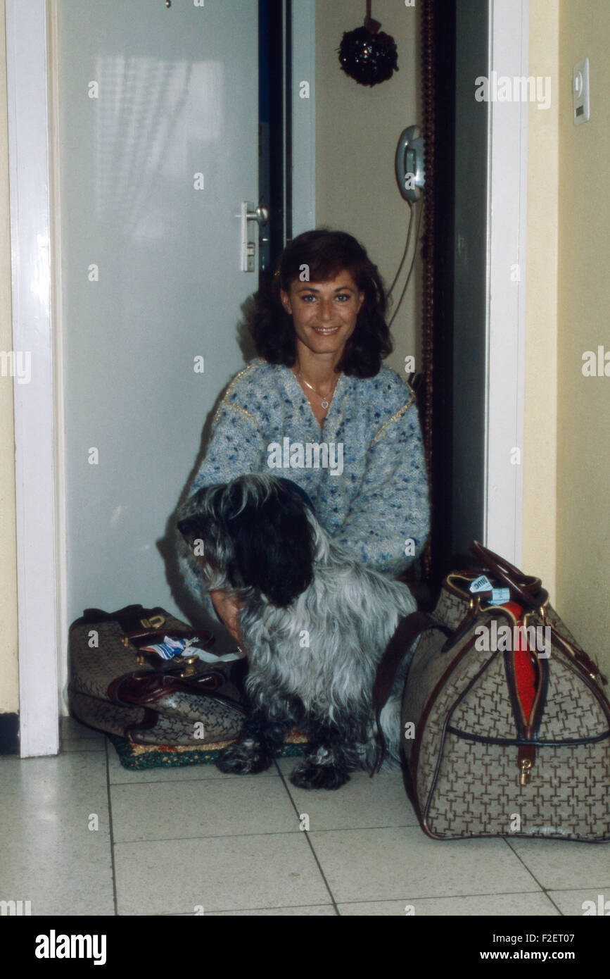 Deutsche Schauspielerin Gundy Grand mit Hund Schnitzi, Deutschland ...