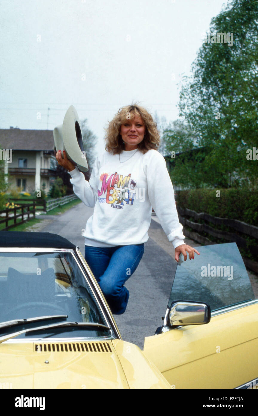 Deutsche Schauspielerin Christiane Rücker mit einem Mercedes Benz 3809 ...