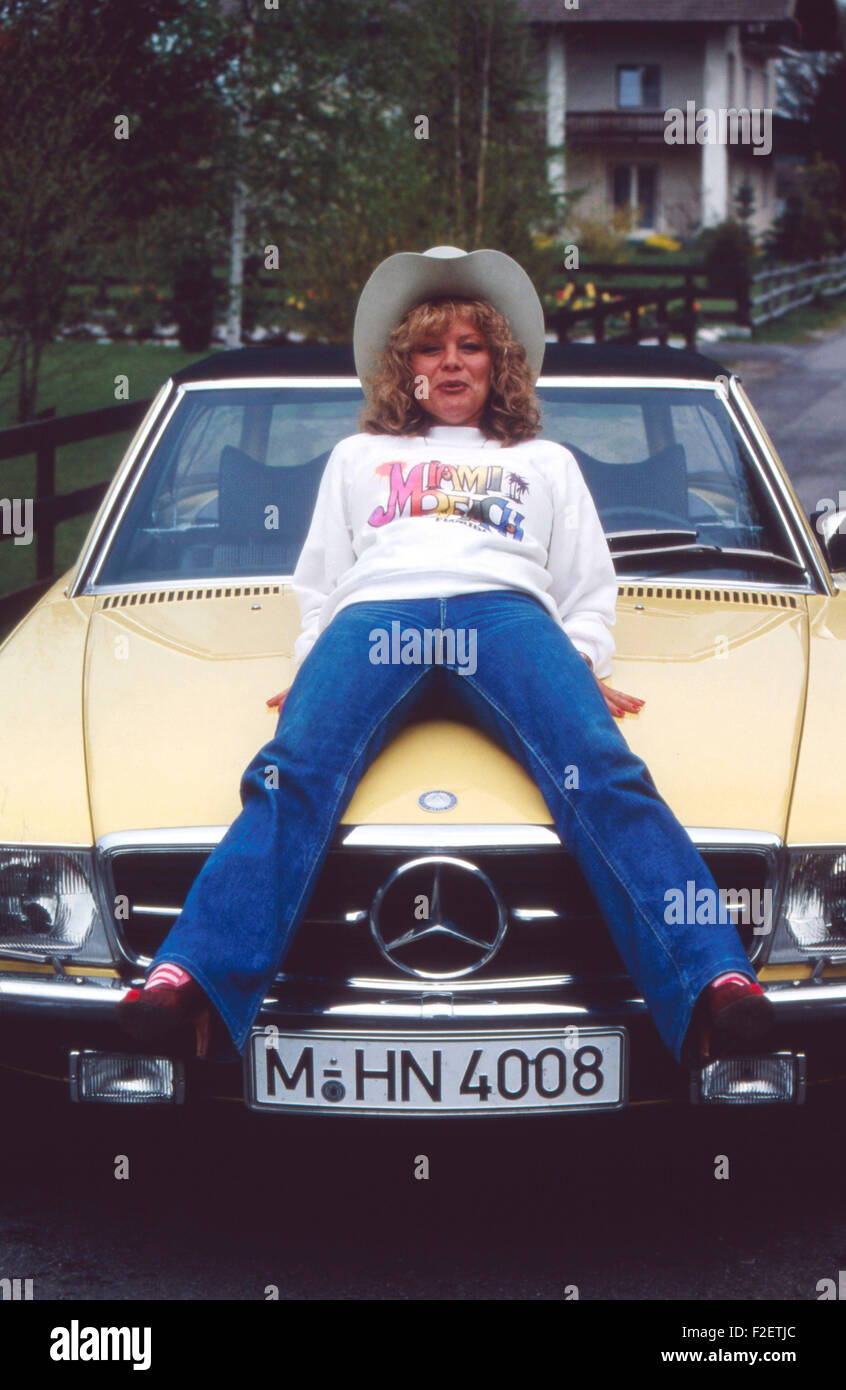 Deutsche Schauspielerin Christiane Rücker mit einem Mercedes Benz 3809 ...