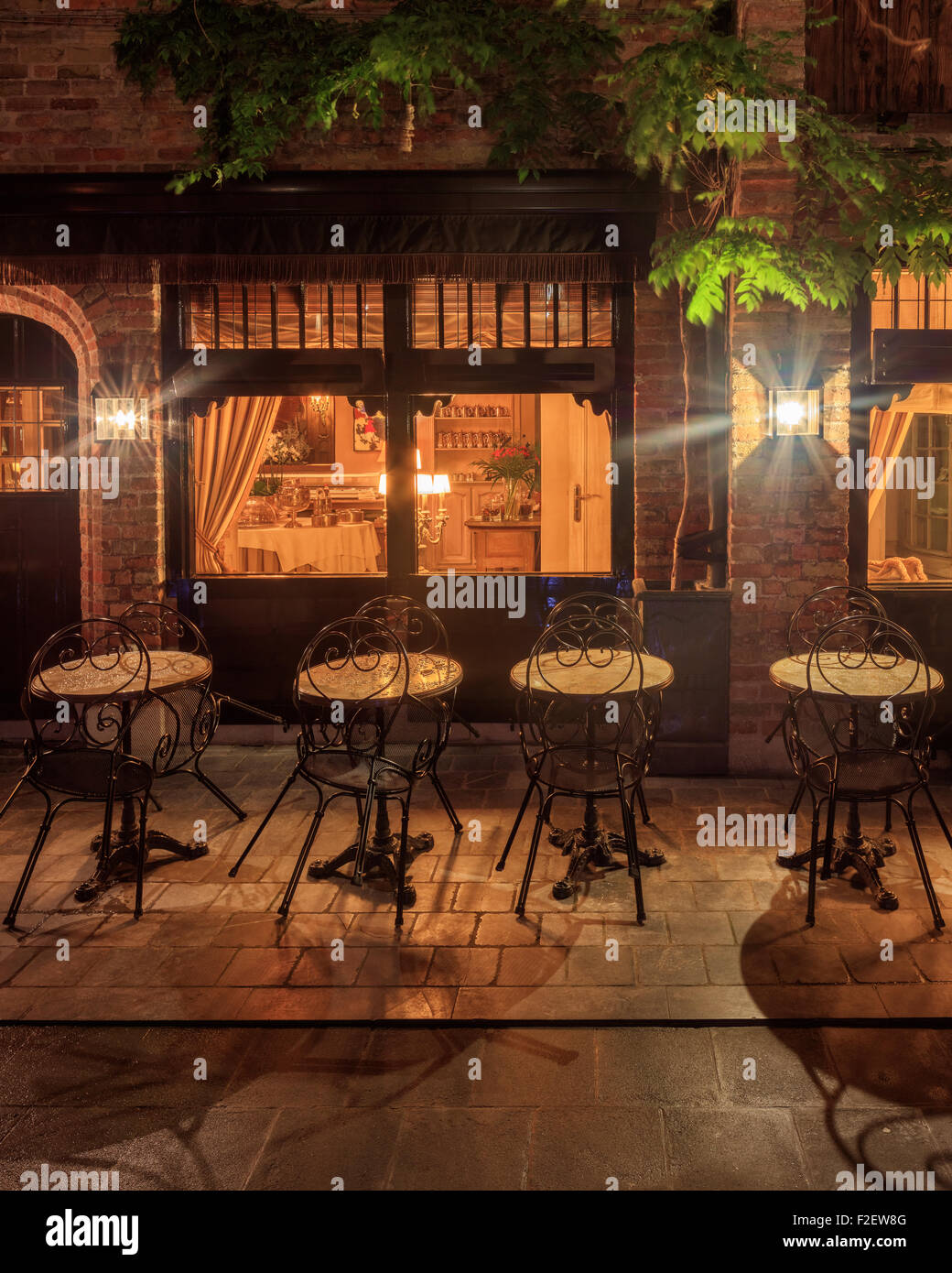 Medieval pub interior hi-res stock photography and images - Alamy