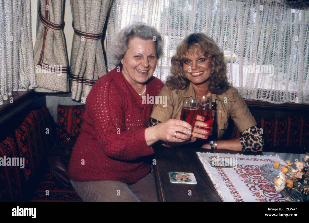 Deutsche Schauspielerin Christiane Rücker mit ihrer Mutter Frieda ...