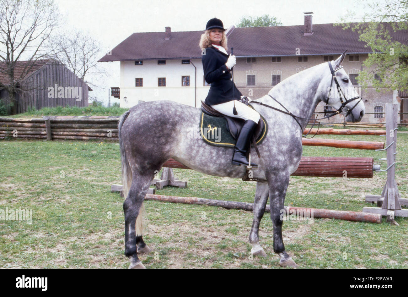 Deutsche Schauspielerin Christiane Rücker bei einer Reitstunde mit ...