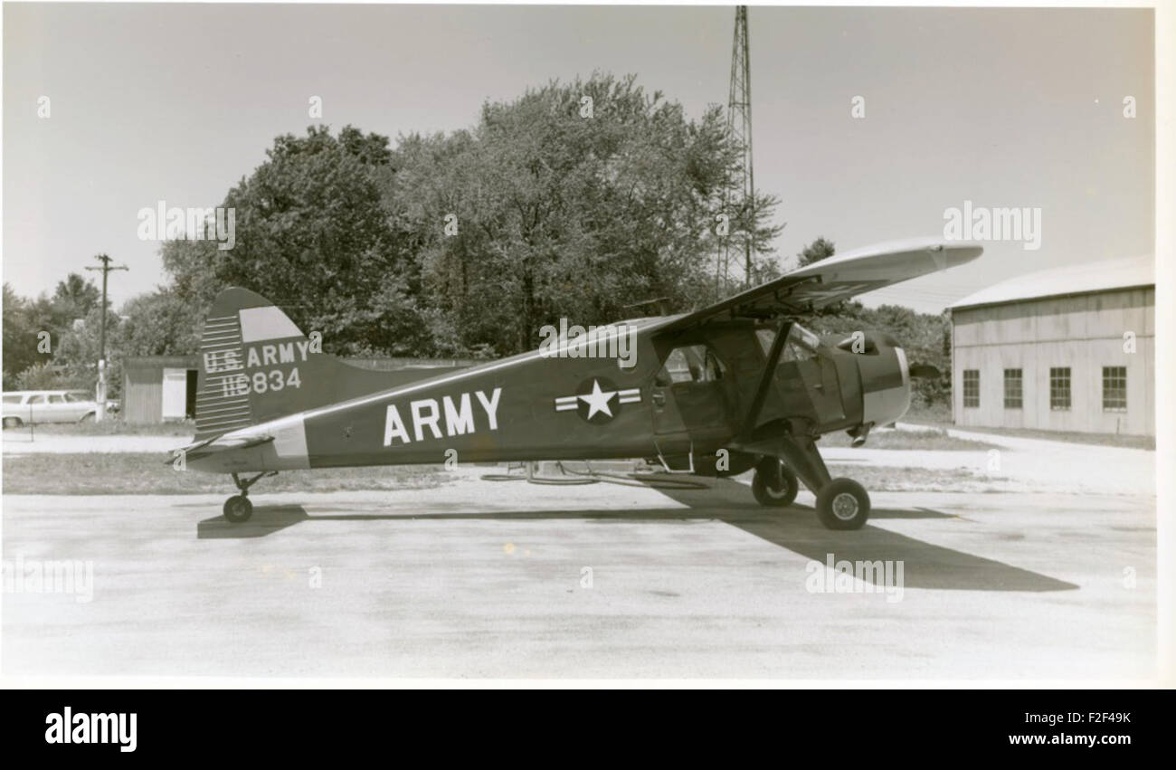 The DeHavilland L-20A, tail number 8262, is a light utility aircraft ...