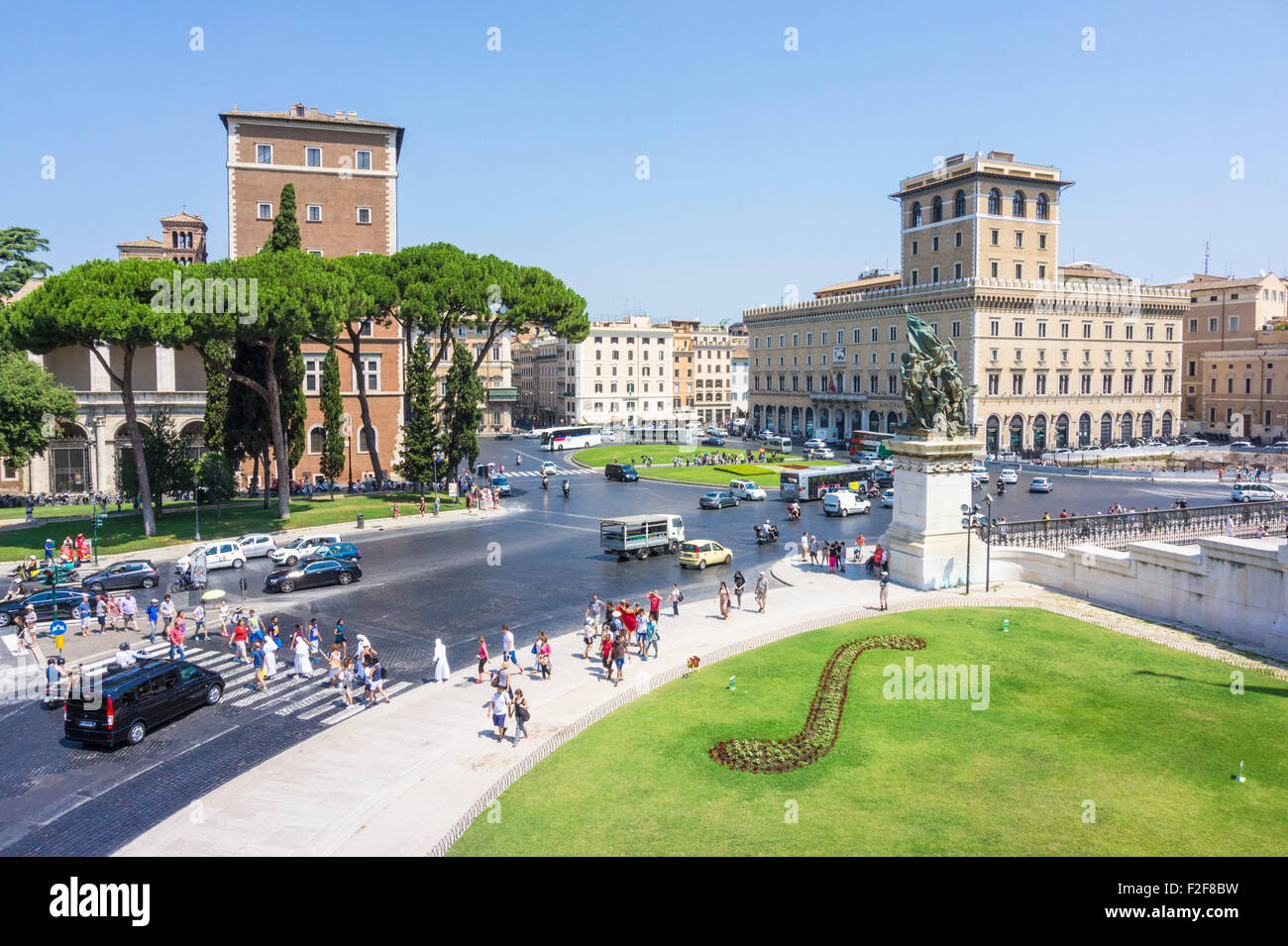 Tourists and traffic around the roundabout in the Piazza Venezia Rome ...