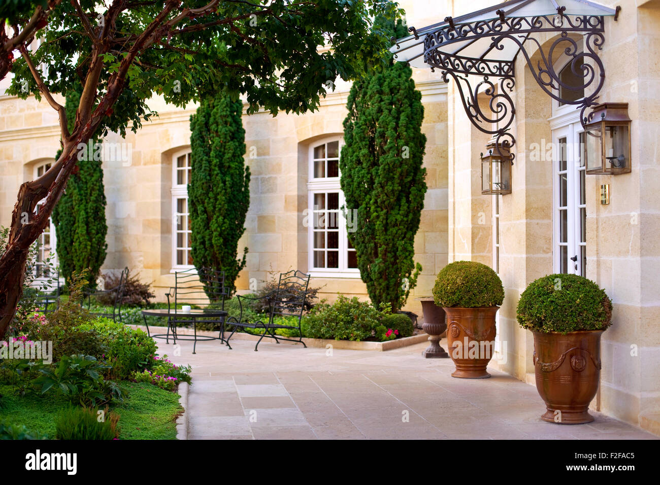 Garden and terrace of a luxury French mansion near Bordeaux Stock Photo ...