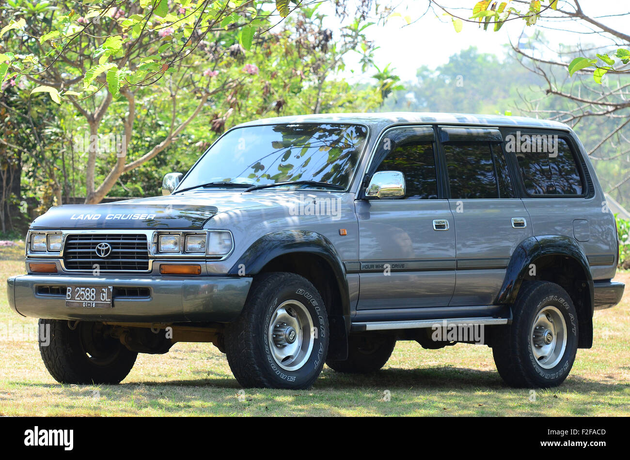 Toyota land cruiser side view hi-res stock photography and images - Alamy