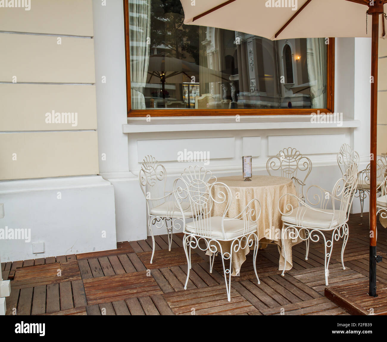 Sidewalk cafes hi-res stock photography and images - Alamy