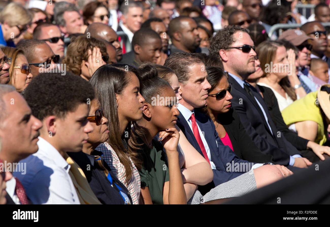 Malia and Sasha Obama and other family, friends, and White House staff ...