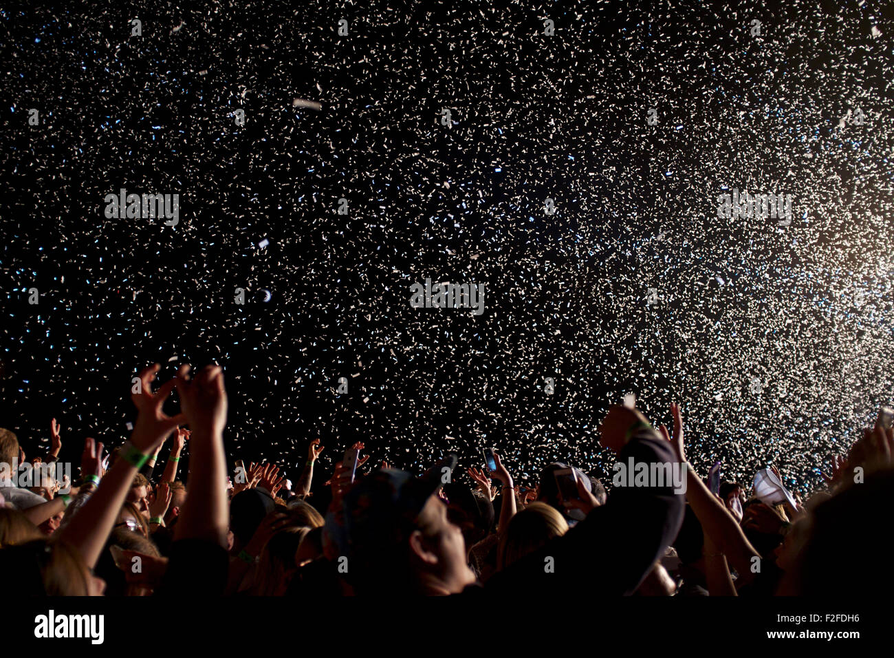 Confetti crowd hi-res stock photography and images - Alamy