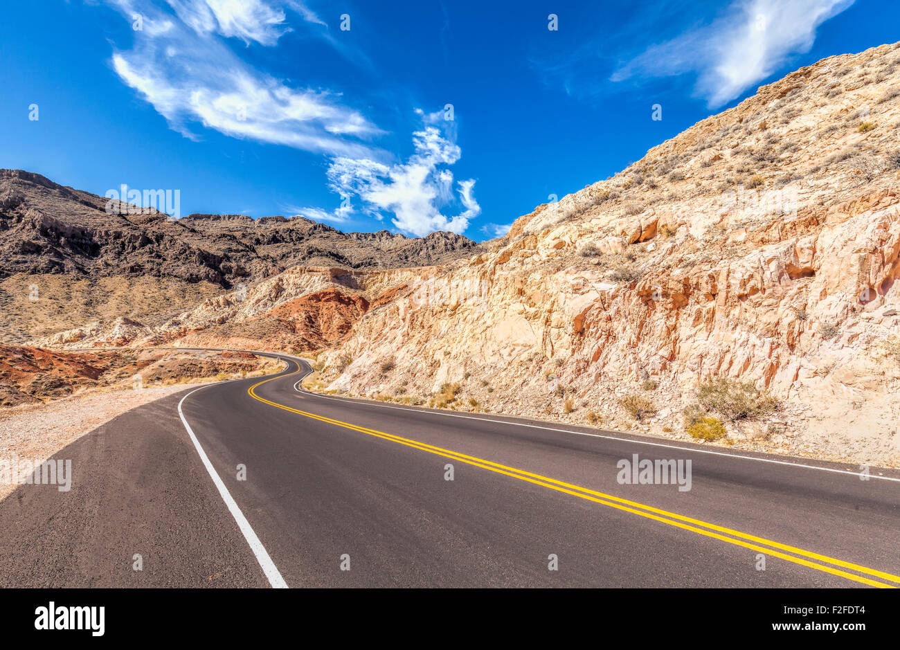 Curved road hi-res stock photography and images - Alamy