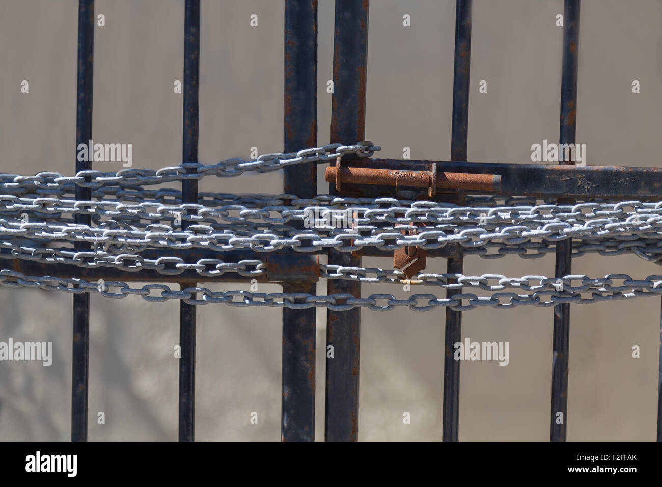 A chain on a gate preventing access to the inside Stock Photo - Alamy
