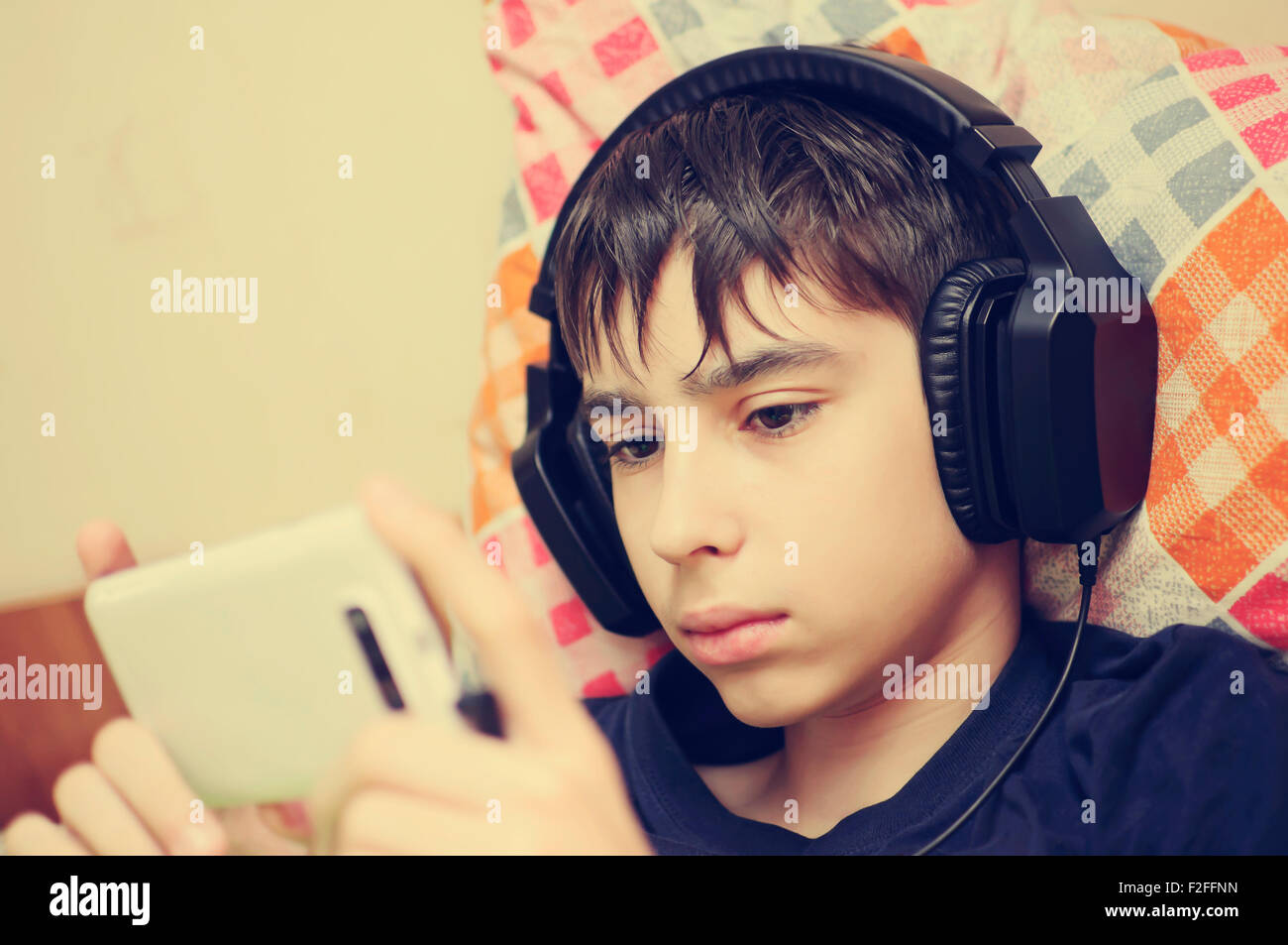 Teen boy phone hi-res stock photography and images - Alamy