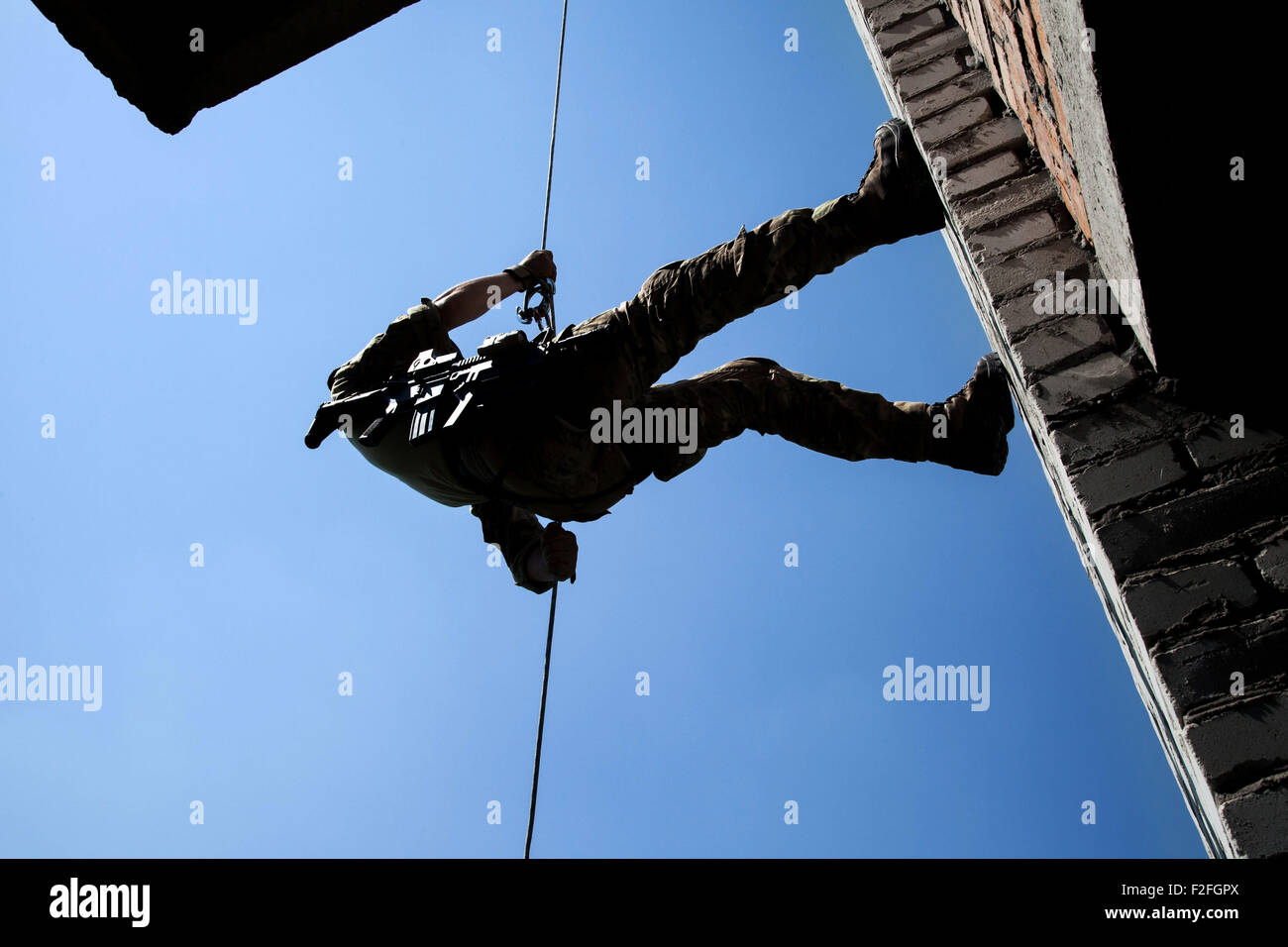 rappeling with weapons Stock Photo - Alamy