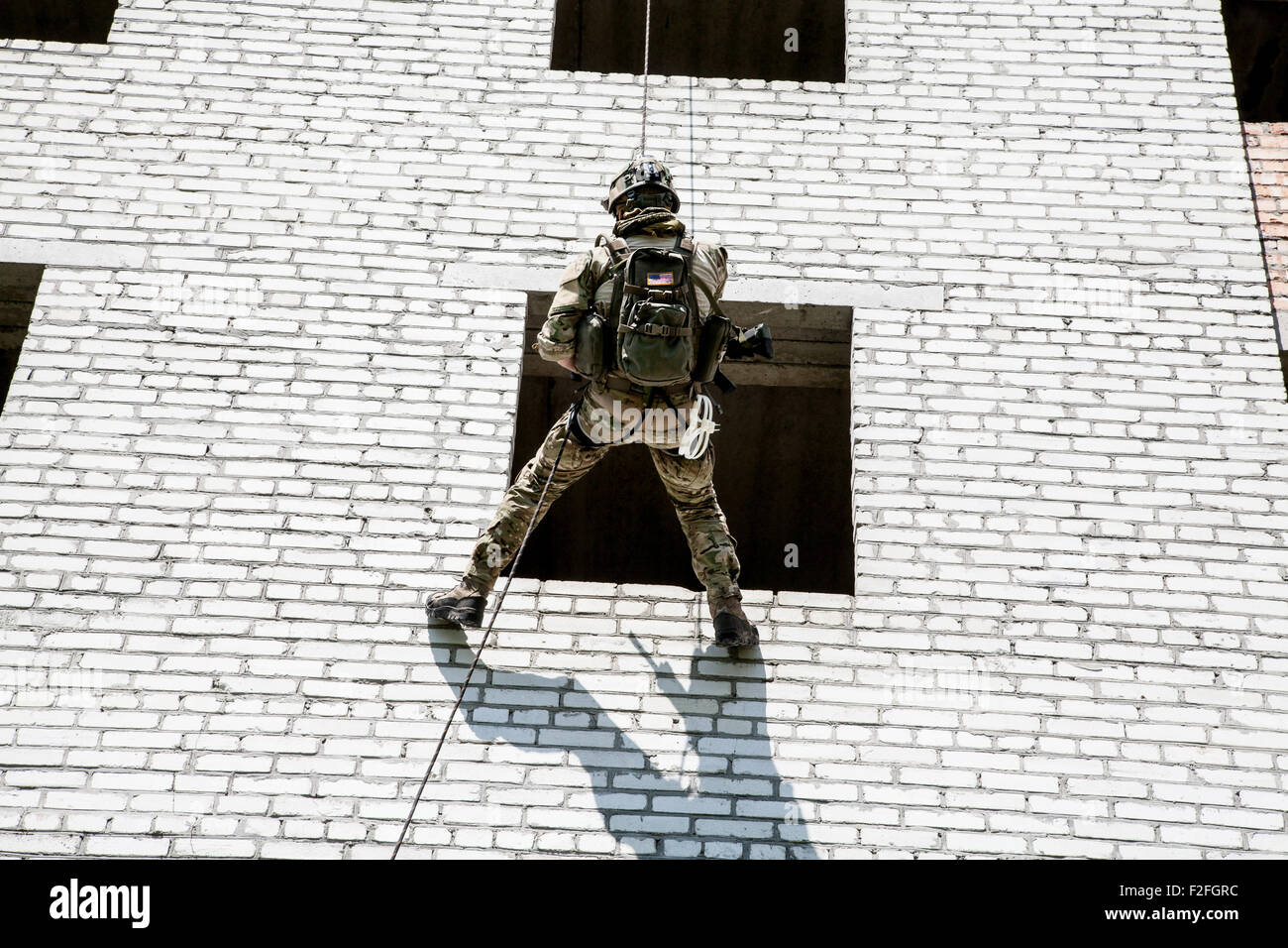 rappeling with weapons Stock Photo - Alamy